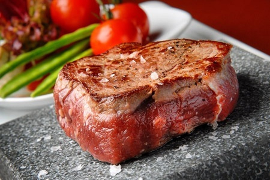 La carne cruda o poco hecha puede albergar microorganismos patógenos ...